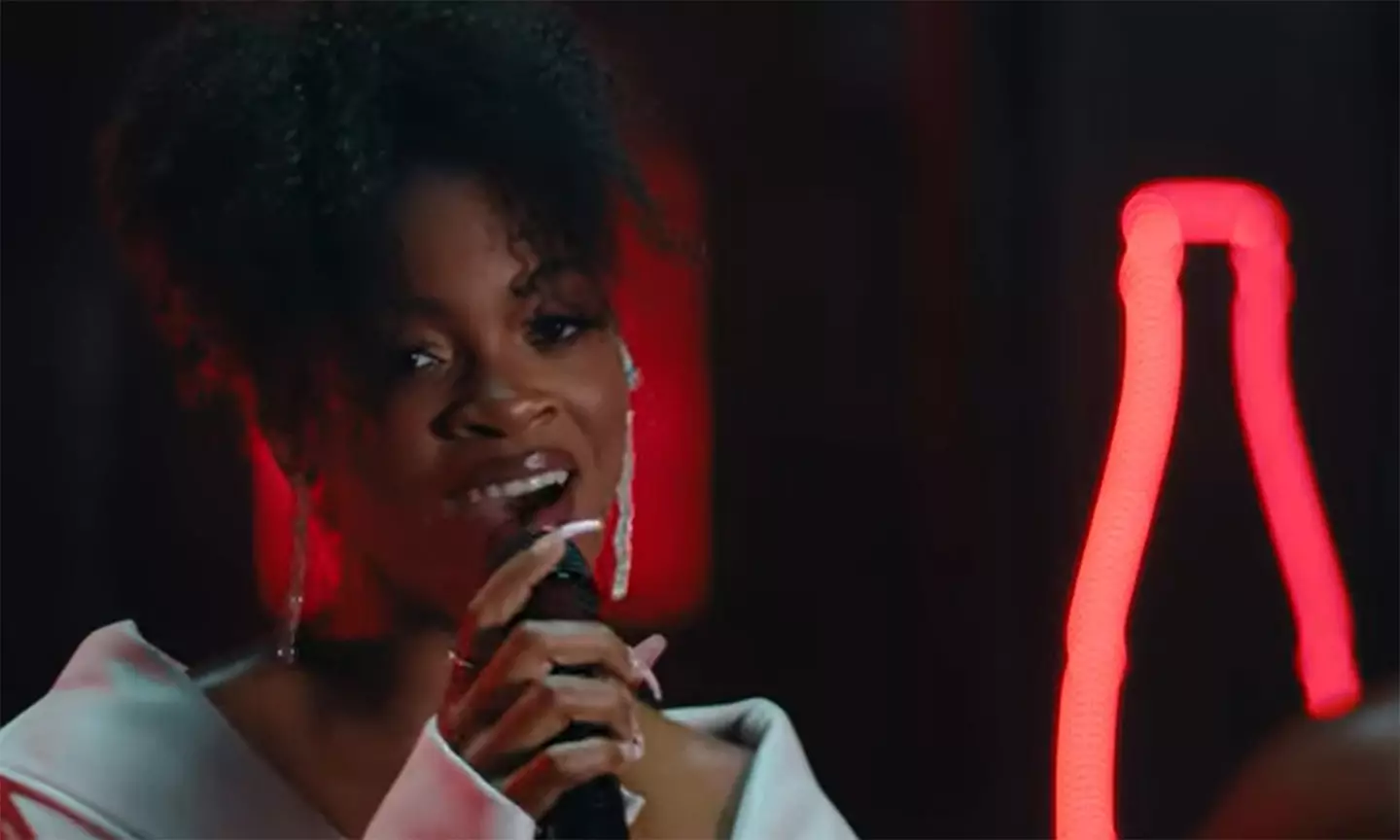 Dëgjoni Stripped Down Cover të Ari Lennox-it të Queen's 'A Kind of Magic'