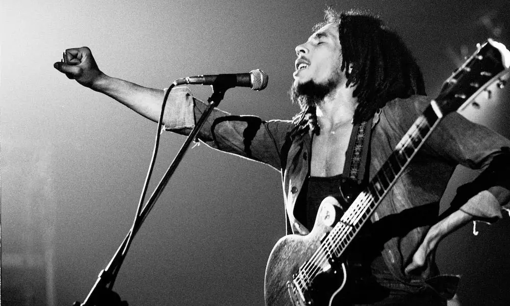 ‘Cod Ar Fyny, Sefwch’: Y Stori Tu ôl i Anthem Filwriaethus Bob Marley