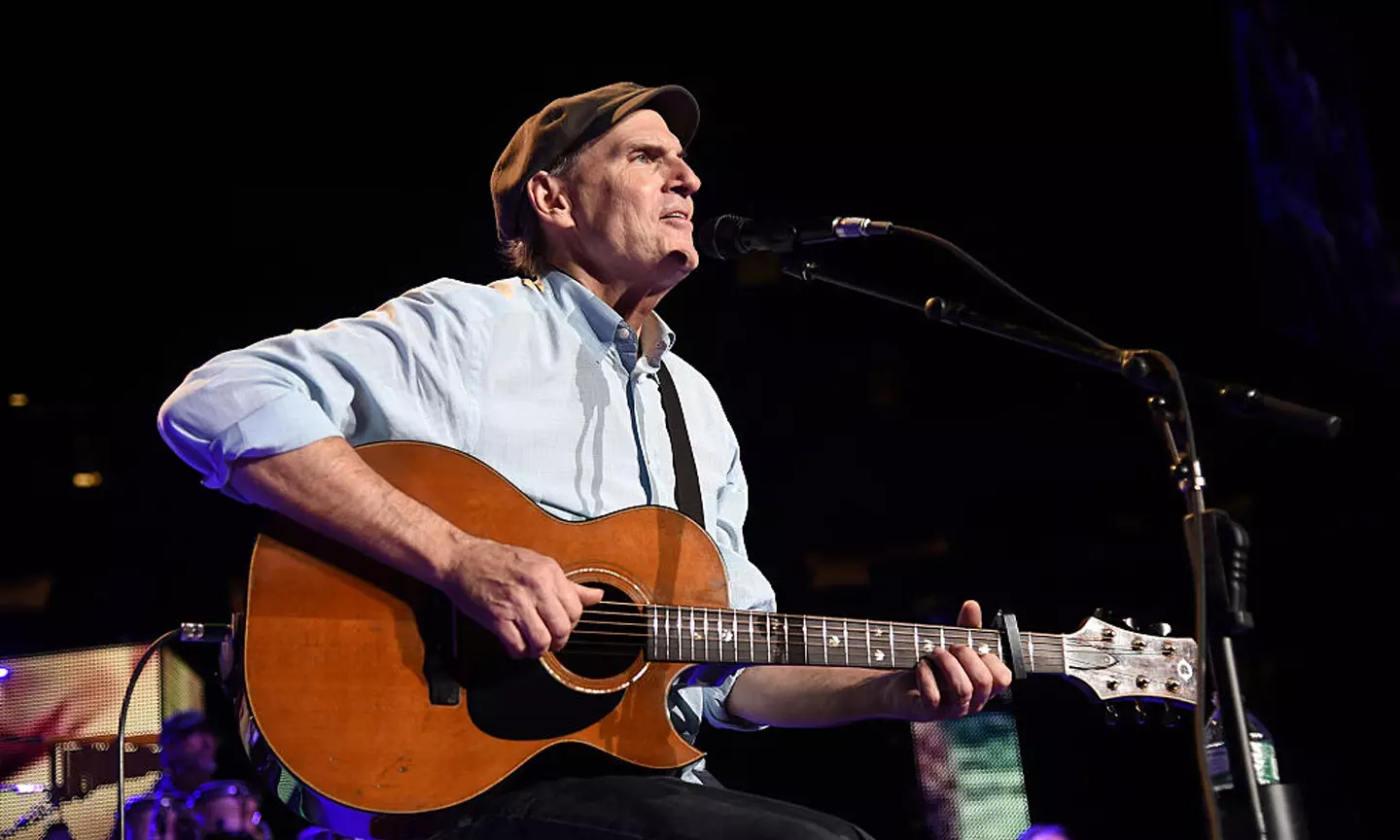 James Taylor Tevgera Rehearsê ya "Colbert" ya "Knock On Wood" parve dike