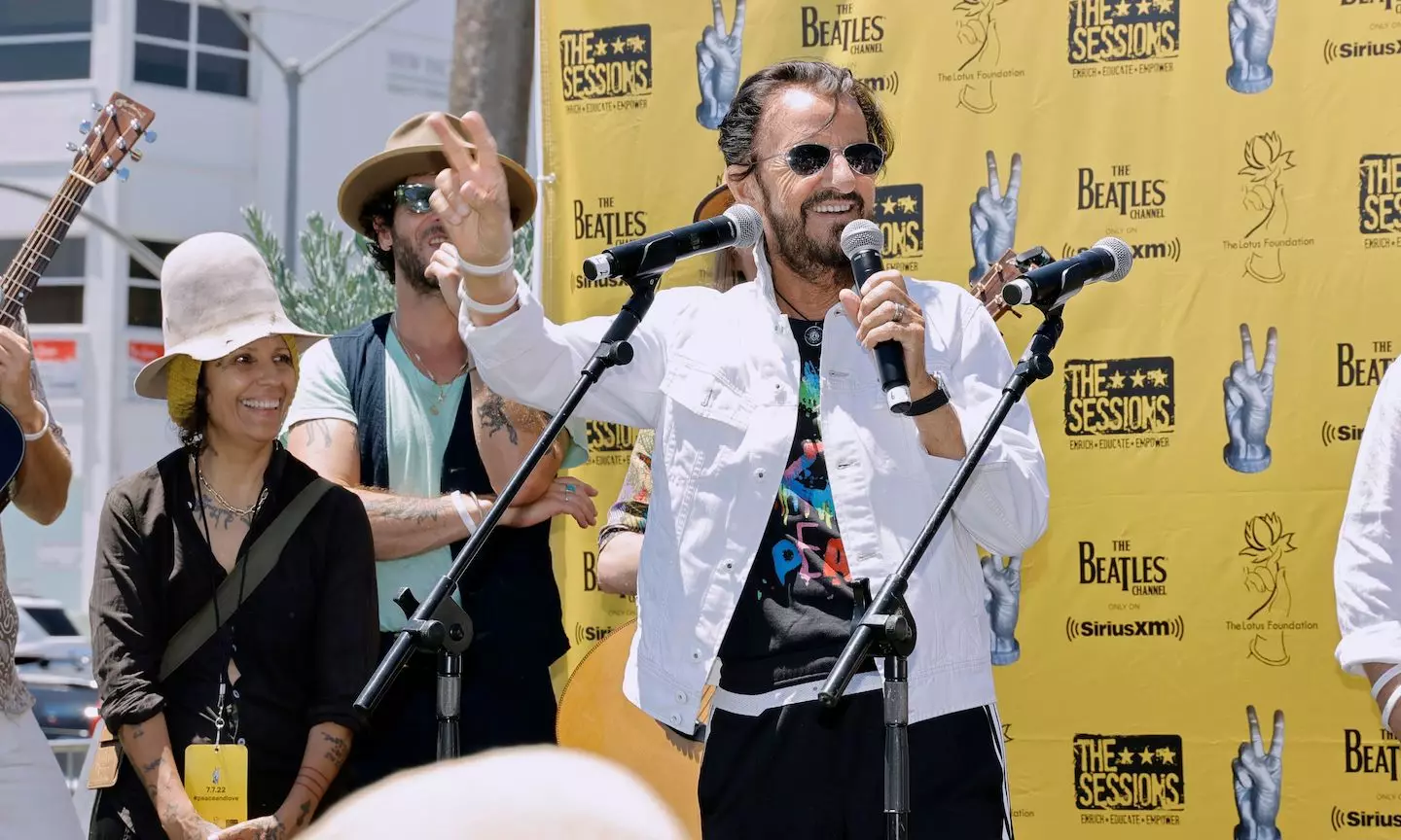 Ringo Starr Fa'asoa Va'ai I Lana 'Peace & Love' Aso Fanau