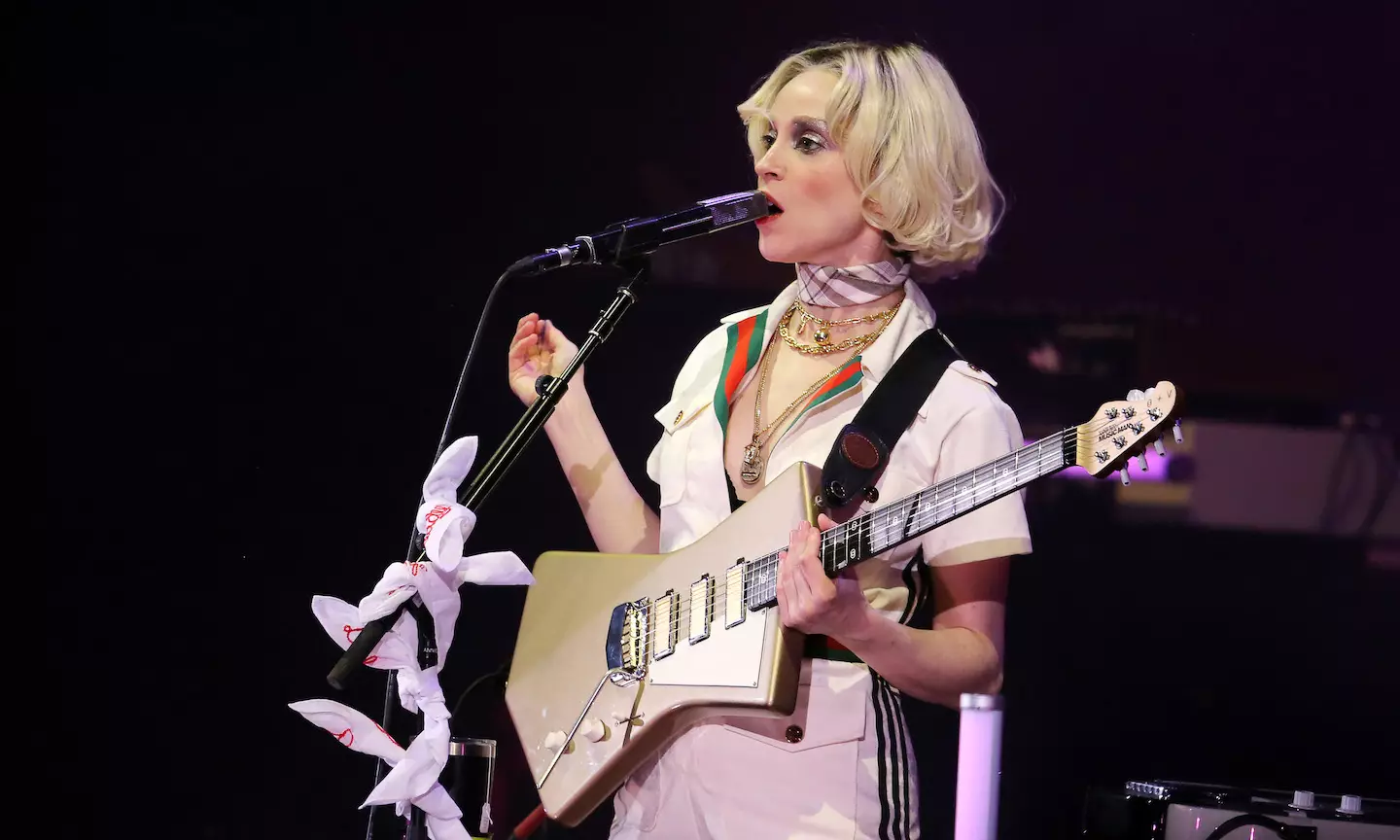 St. Vincent, Colbert Residency'i Duyurdu, 'Piggy' Kapağını Paylaştı