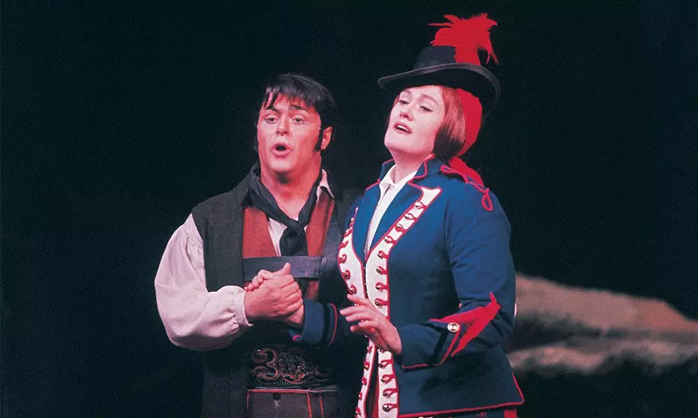 Pavarotti and Sutherland in Donizetti 'La Fille du Regiment'.