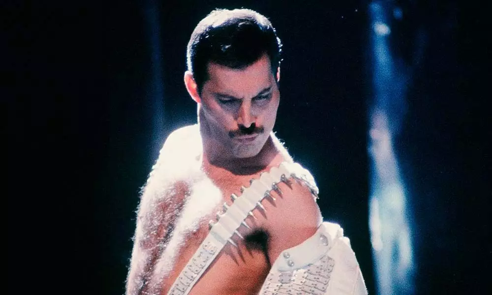 Freddie Mercury 10 TÍN DỤNG Simon Fowler (c) Mercury Songs Ltd 1000