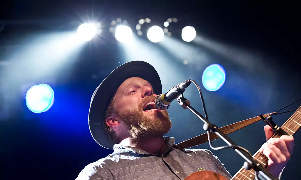 Alex Clare Jiddikjara r-ritorn tiegħu bil-‘War Rages On’ | uDiscover Mużika