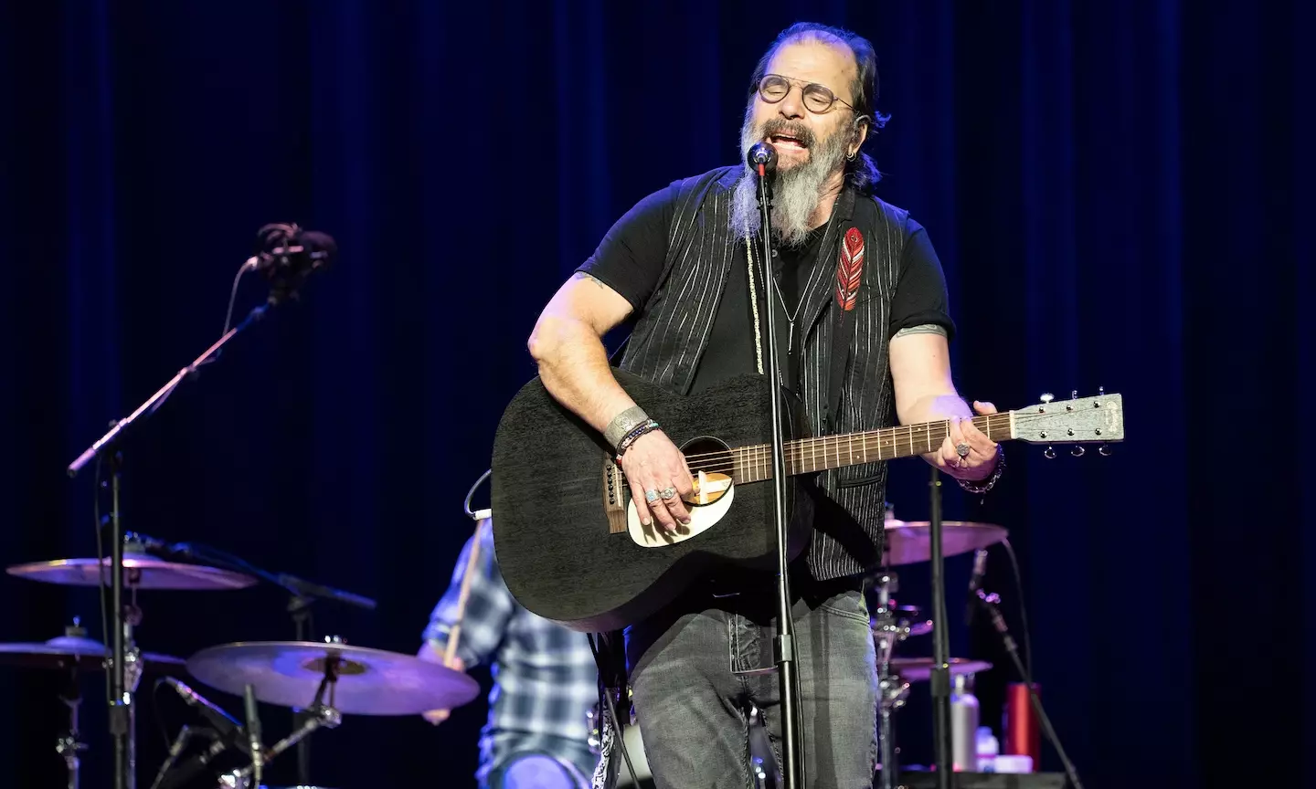 Steve Earle Kaj Pli Al Titoli Unua Eksterleĝa Landa Okcidenta Festivalo