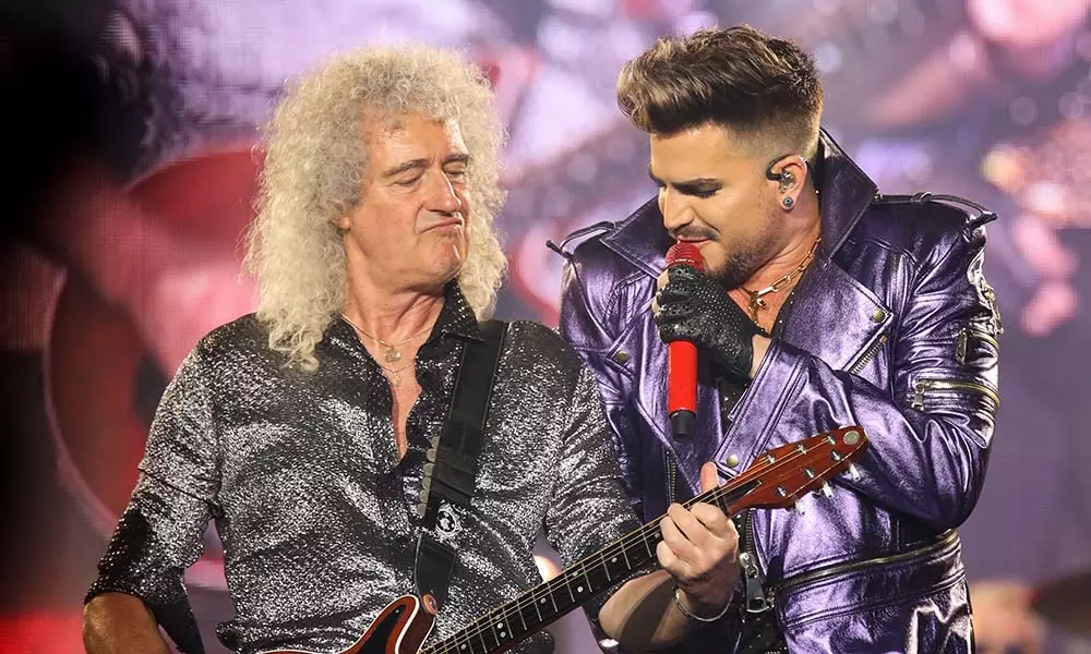 Brian May huutokaupaa kitaroita Badger Charityn avuksi