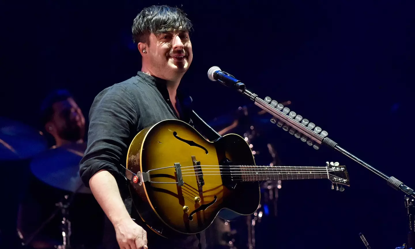 Marcus Mumford သည် ပွဲဦးထွက် တစ်ကိုယ်တော် အယ်လ်ဘမ်ကို ကြေညာခဲ့သည်။