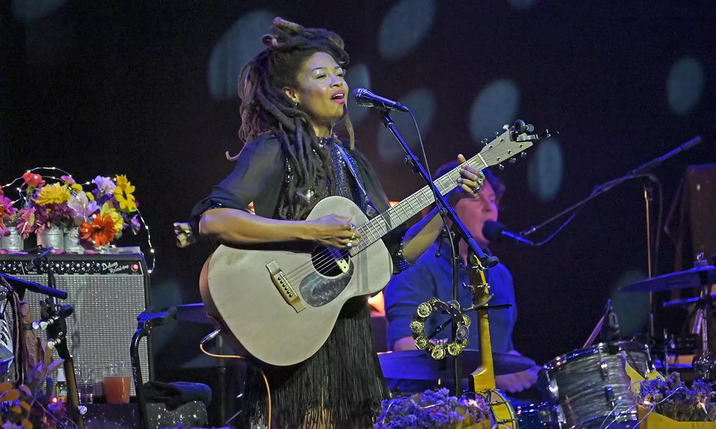 Valerie June សម្តែង 'Godspeed' របស់ Frank Ocean ប្រកាសគម្របអាល់ប៊ុម