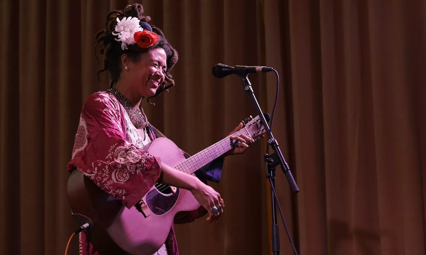 Valerie June shpall librin e saj të parë për fëmijë, "Dikush për të dashuruar"