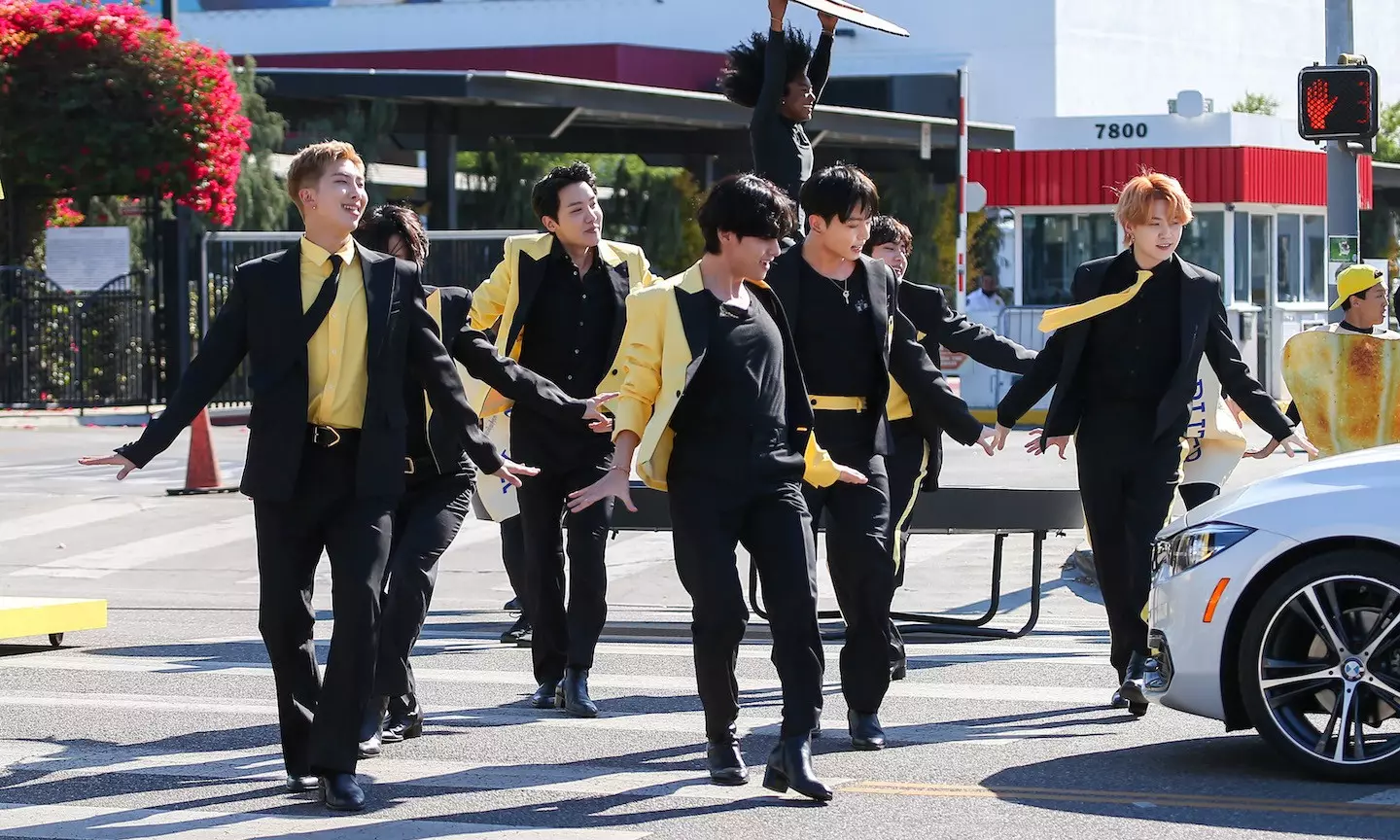 BTS preuzimaju LA Streets za koncert Corden Crosswalk | uDiscover