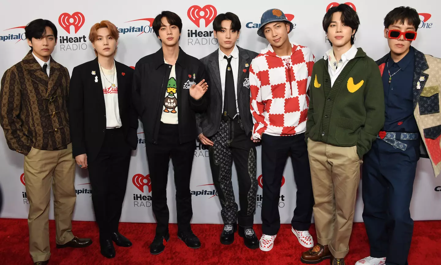 BTS-k 'The Late Late Show' argitzen du 'Butter' emanaldiarekin | uDescubritu