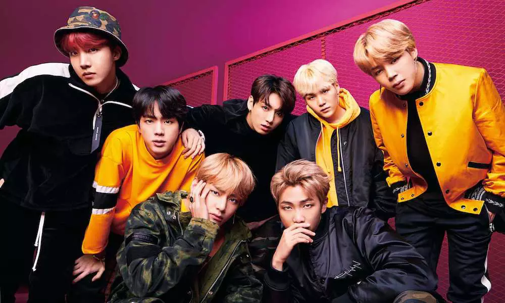 BTS waxay ku xaraashaysaa makarafoonada saxeexan ee MusiCares Charity | uDiscover