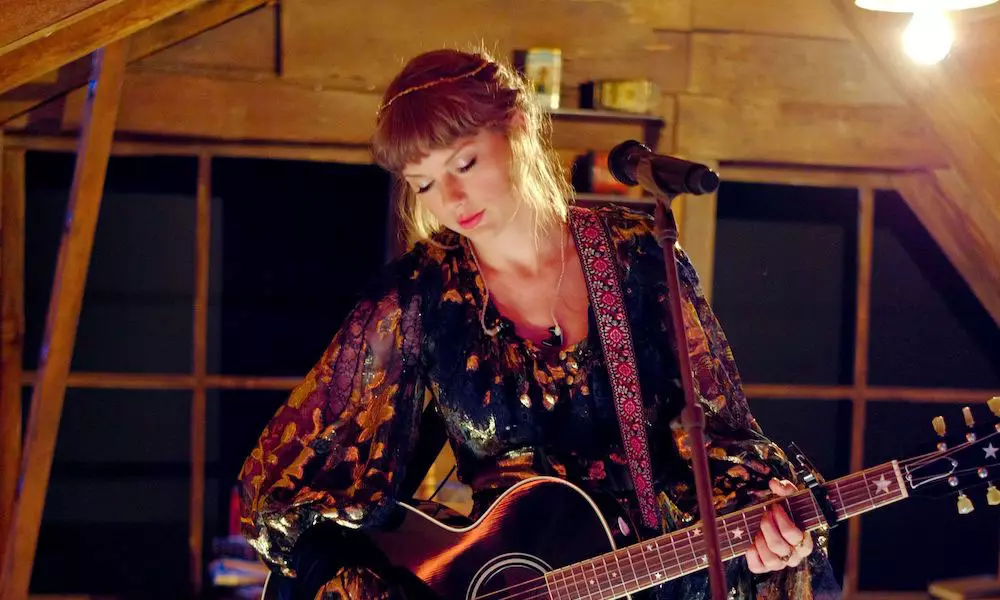 Evermore ta’ Taylor Swift Twaqqaf Rekord fl-Istati Uniti għall-Bejgħ ta’ Albums tal-Vinyl ta’ Ġimgħa