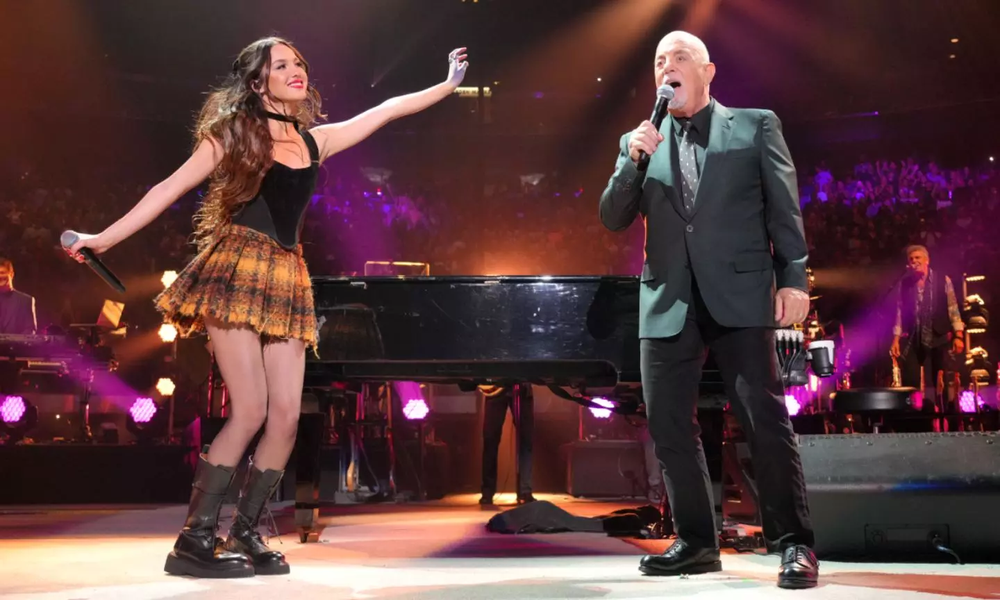 Oliva Rodrigo yn Ymuno â Billy Joel Yn MSG Ar Gyfer 'Uptown Girl' A 'Deja Vu'