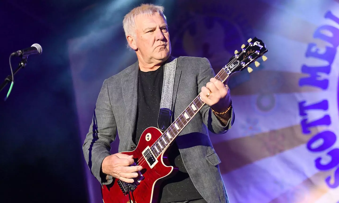 Rush gítarleikarinn Alex Lifeson er að bjóða upp gítara sína og muna