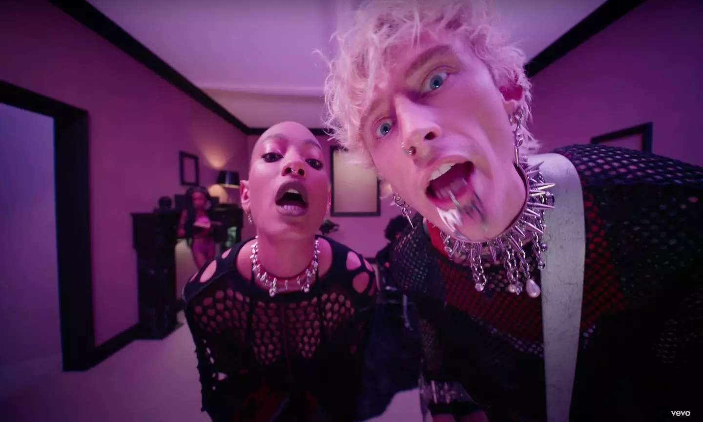 Machine Gun Kelly, Willow, & Travis Barker Star Kwividiyo yeMGK 'Emo Girl'