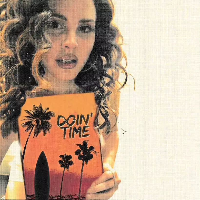 Aŭskultu la Novan Version de Doin' Time de Sublime de Lana Del Ray