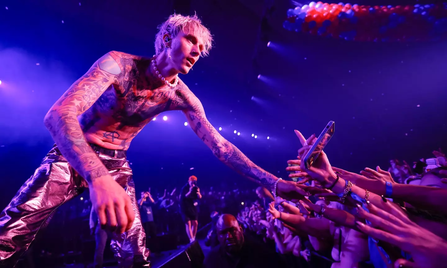 Machine Gun Kelly Avunja Rekodi ya Vibao Vingi vya Solo kwenye Chati ya Hot Rock