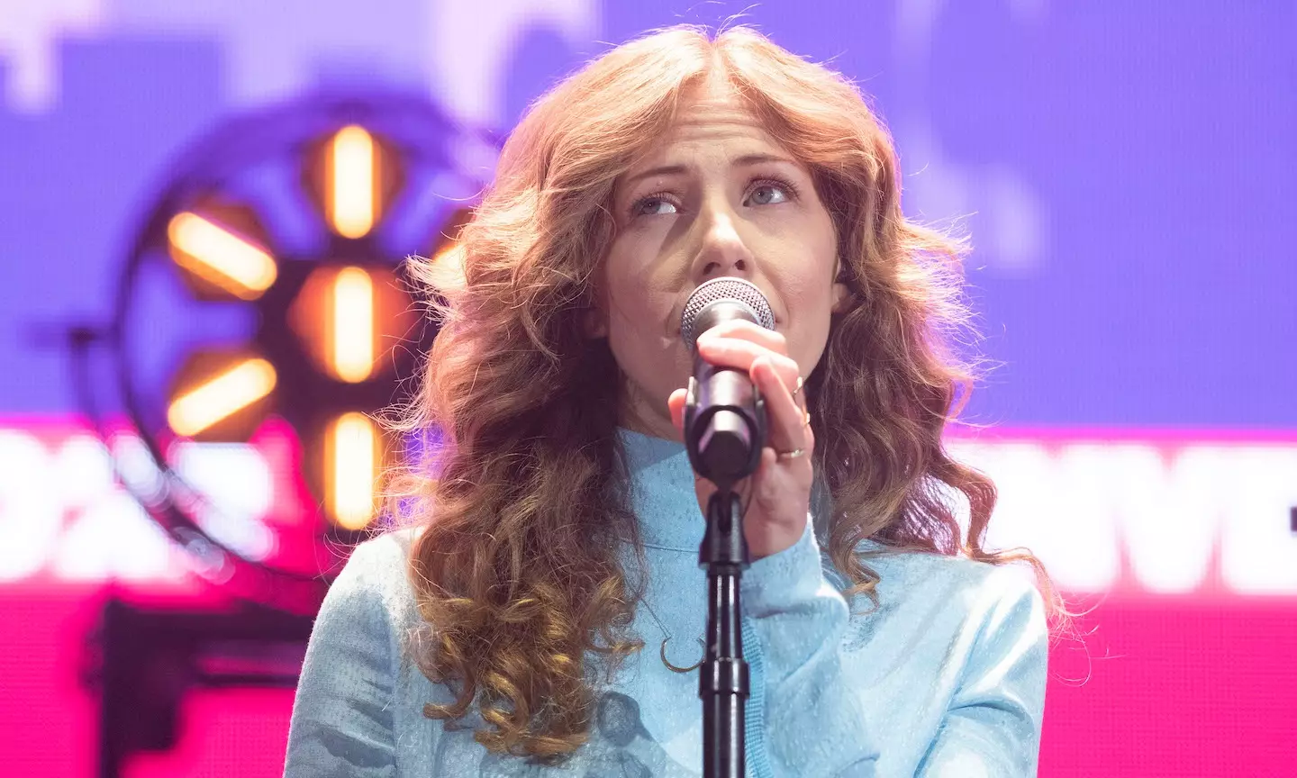 Lake Street Dive Share Fa'atinoga o le 'Nick of Time' a Bonnie Raitt.