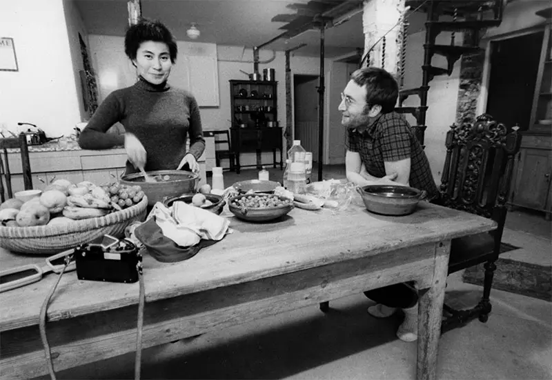 John e Yoko na cociña da casa principal, Tittenhurst Park, Ascot, Berkshire, 27 de xaneiro de 1970. Foto de Richard DiLello