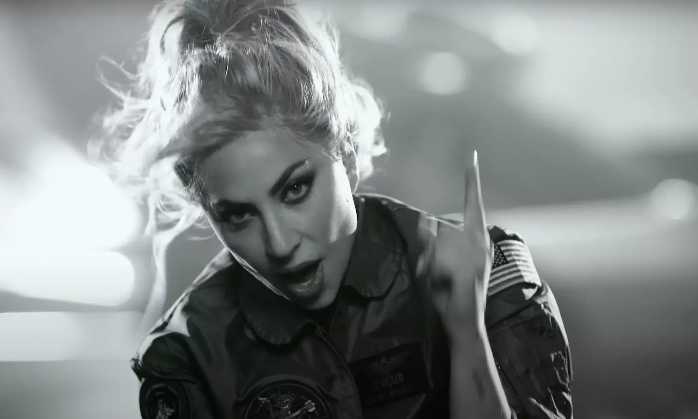 Kuckt de Museksvideo fir dem Lady Gaga seng 'Hold My Hand'