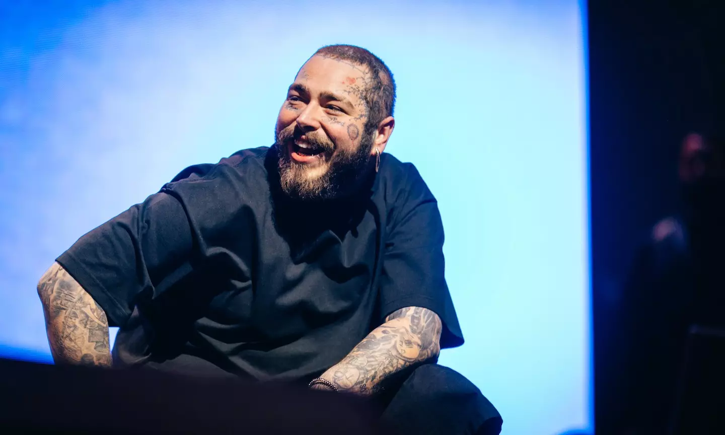 I-Post Malone Yandisa 'Izinyo Eziyishumi Nambili Ze-Carat' Ngezingoma Ezimbili Ezintsha