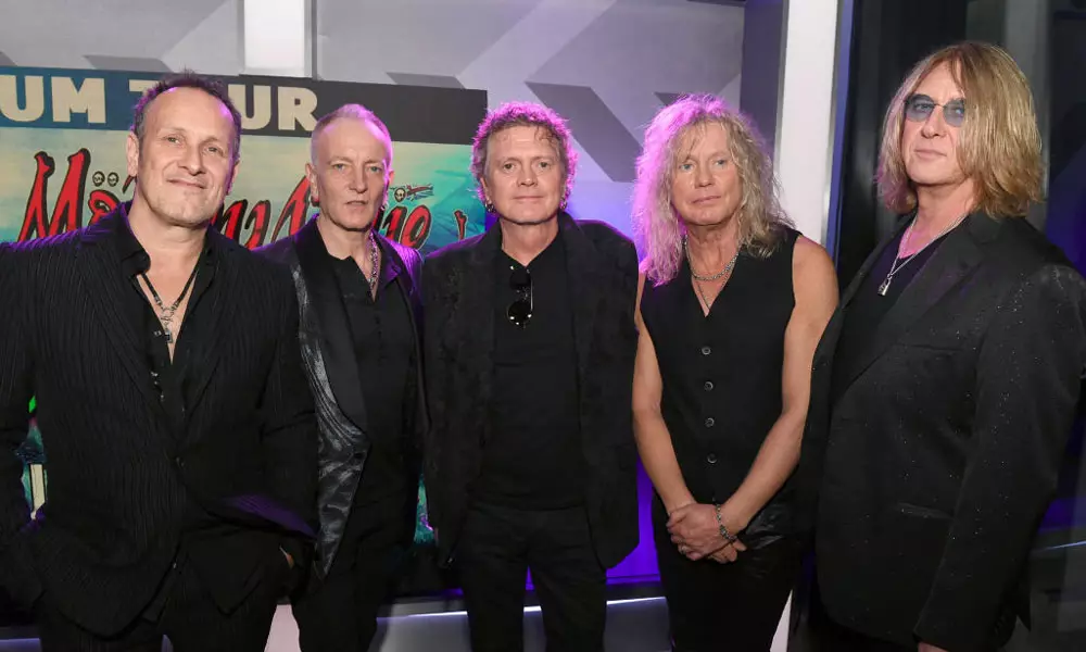 A xira do estadio Def Leppard por América do Norte reprogramada para 2022