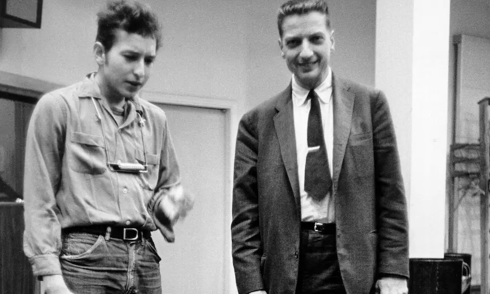 John Hammond bi Bob Dylan re di 1961 de. Wêne: Michael Ochs Archives / Getty Images