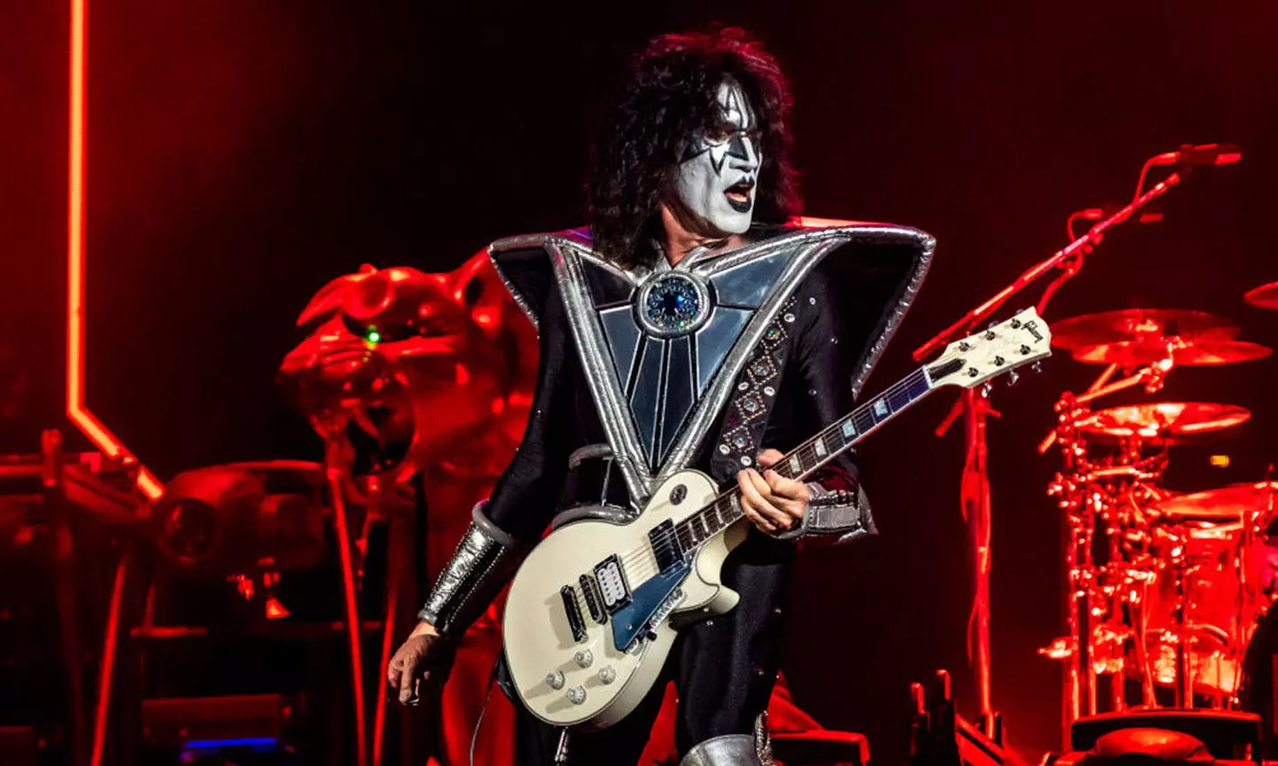 Tommy Thayer לערנט יקאָניק קיסס גיטאַרע סאָלאָ אין די נייַ גיבסאָן אַפּ