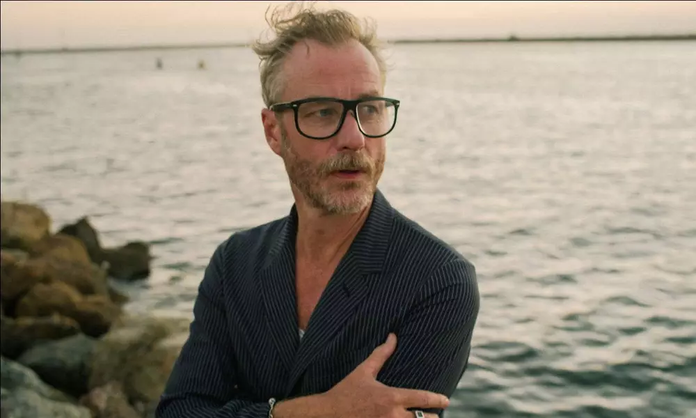 Matt Berninger covers 'I'm Waiting For The Man' fan The Velvet Underground