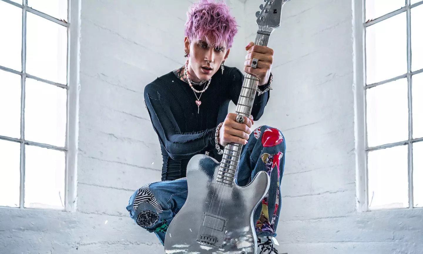 Machine Gun Kelly deler livevideo av "Fake Love Don't Last" for VEVO