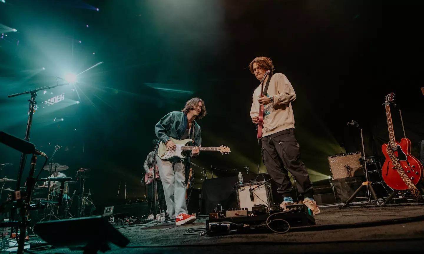 Assista Alexander 23 e John Mayer Cover Tears For Fears em Boston