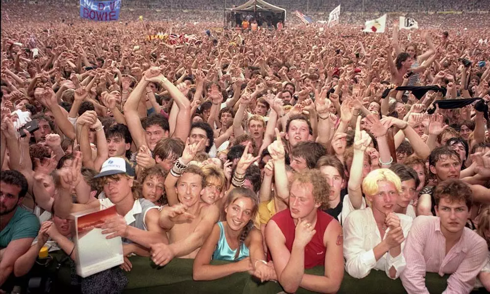 Pamje e turmës brohoritëse në audiencë në Live Aid