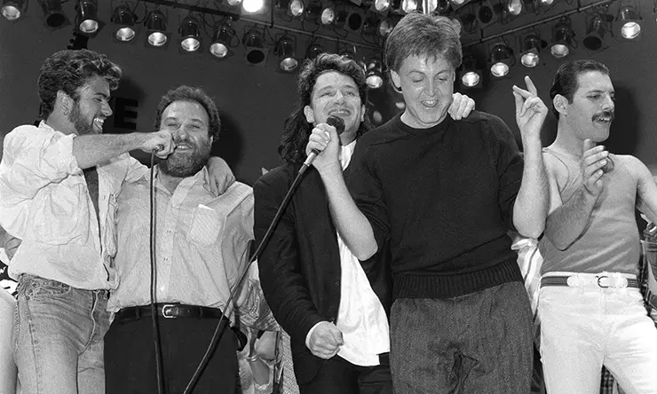 Paul McCartney, Bono, George Michael, Freddie Mercury en vriend op die verhoog by Live Aid