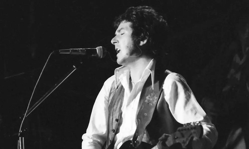 Ho Feta Sefahleho Feela: Ho Hopola Ronnie Lane ea Ratoang Haholo