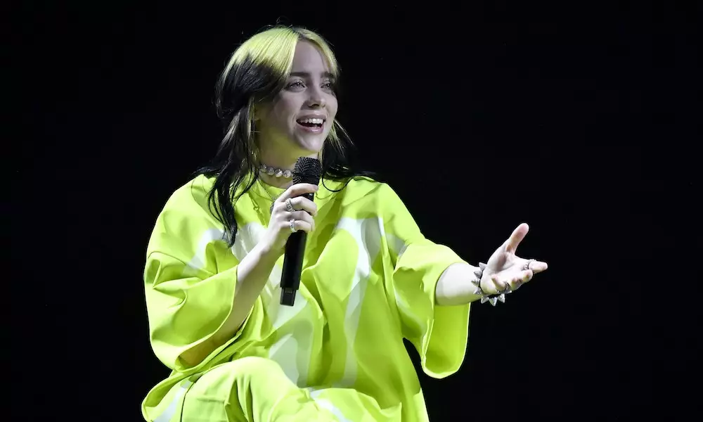 Billie Eilish, Willie Nelson 및 기타 MusiCares 경매를 위해 희귀품 기부