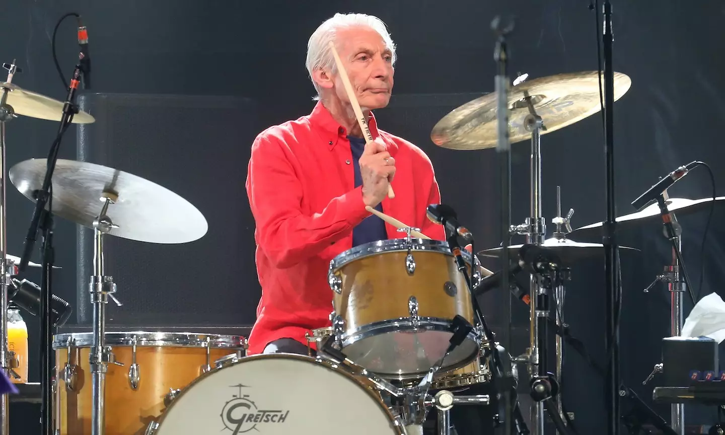 Biographie autorisée du défunt batteur des Rolling Stones, Charlie Watts Due