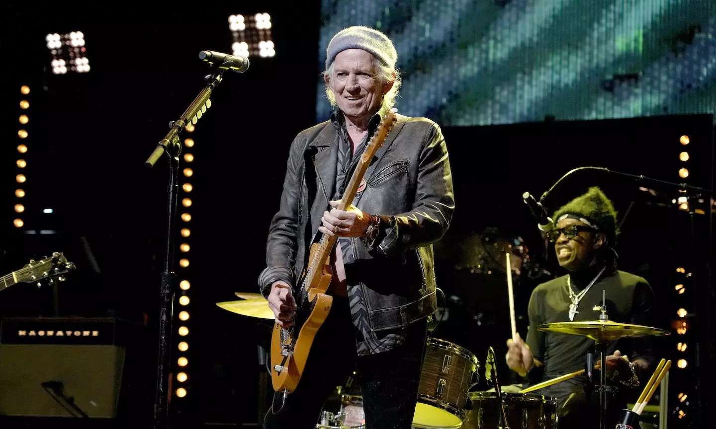 Keith Richards ag caint faoi Amhránaíocht Thorthúil Nua Le Mick Jagger