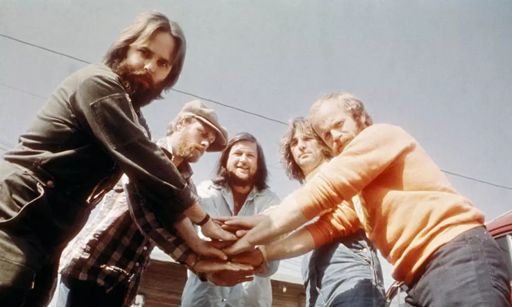 Dengarkan The Beach Boys Susie Cincinnati’ Dari Set Kotak Feel Flows