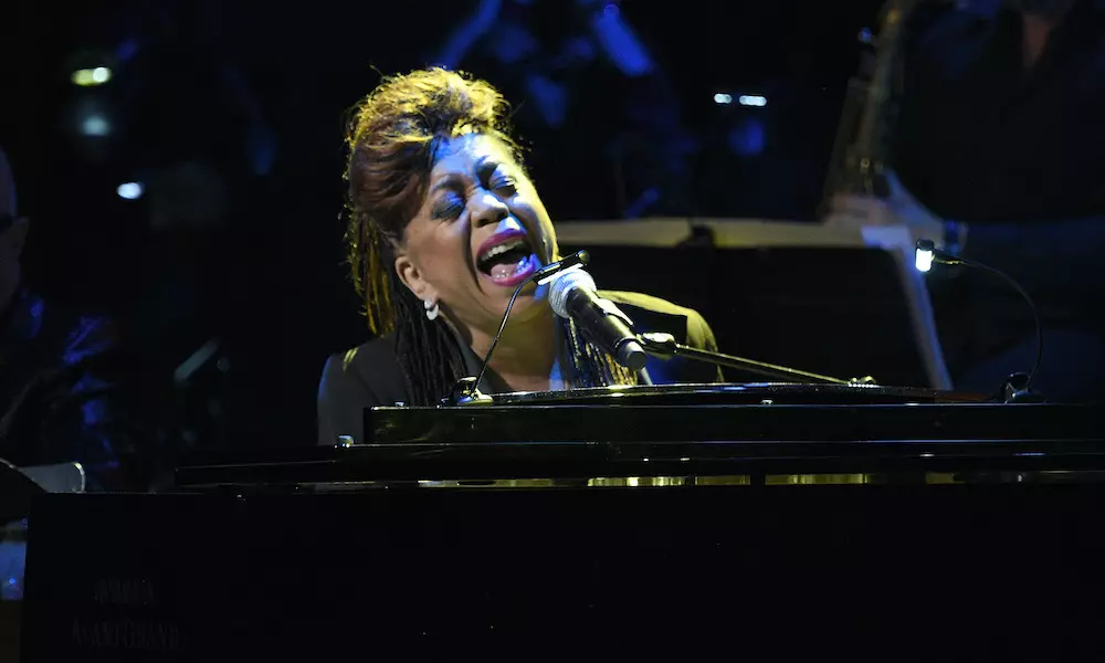 UValerie Simpson Phakathi KwabaseTyhini bokuQala abaBhali beeNgoma kwiHolo yoDumo lwe-Inductees