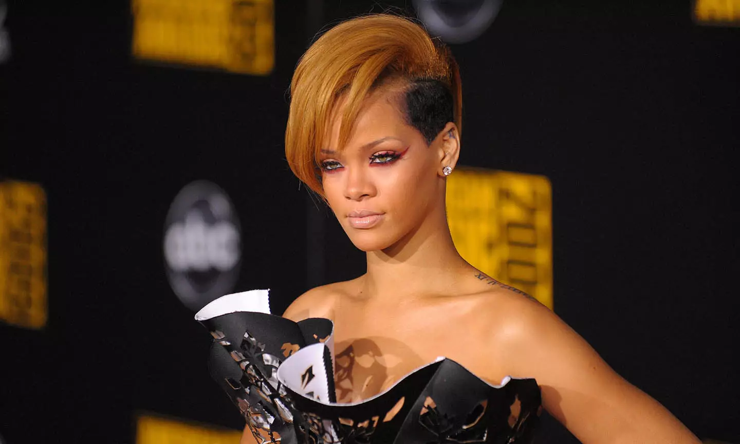 'Umbrella': Historia pas hitit global të Rihanna-s