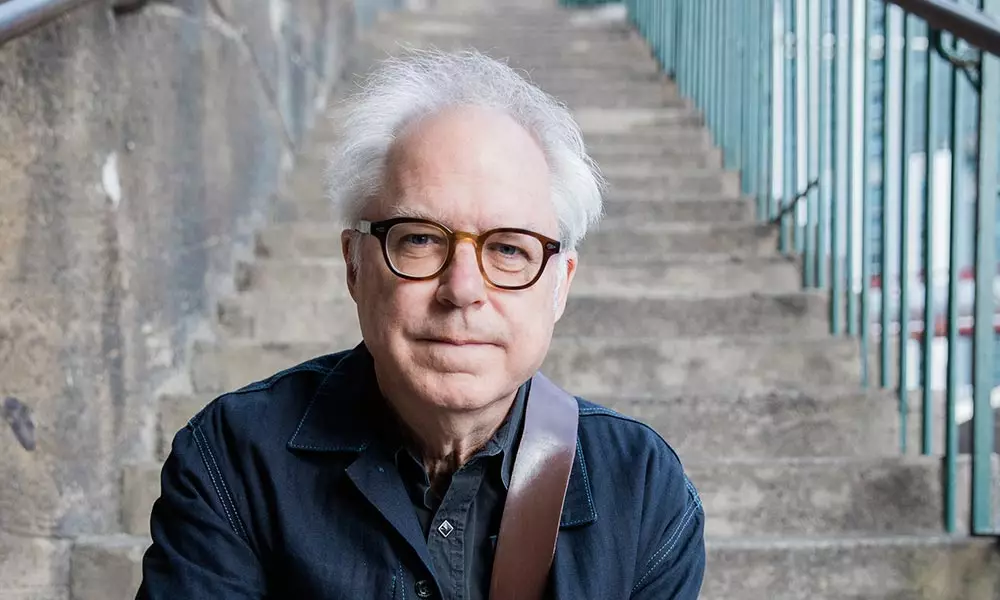 Calaamadaha Bill Frisell oo wata Note Buluugga ah oo ku dhawaaqaya is-waafajinta albamka cusub