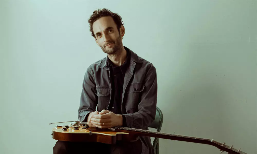 Dem Guitar Virtuoso Julian Lage säin neie Blue Note Album Squint ass elo eraus