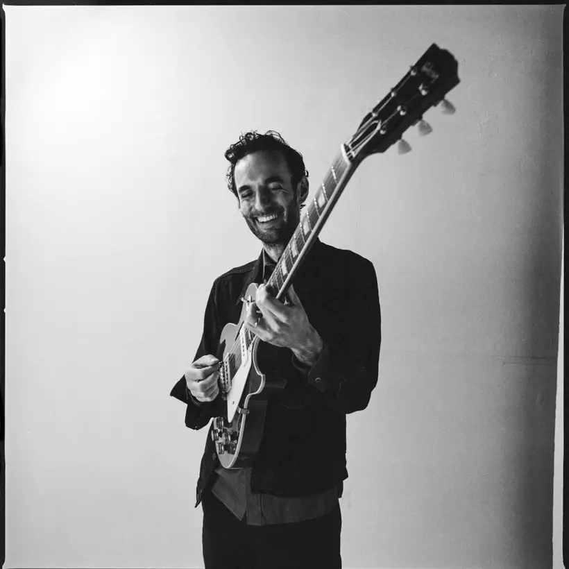 به آهنگ Boo's Blues Julian Lage از New Blue Note Album Squint گوش دهید