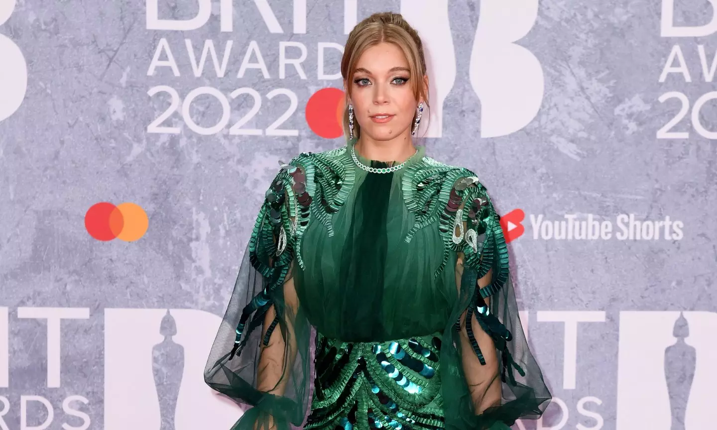 Cuireann Becky Hill ‘Only Honest On The Weekend’ le heagrán Deluxe