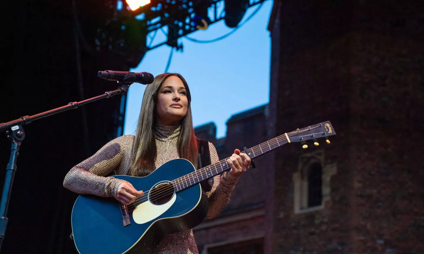 Kacey Musgraves oo ka mid ah dhammaan sharciga dumarka si ay u taageeraan Adele At Hyde Park