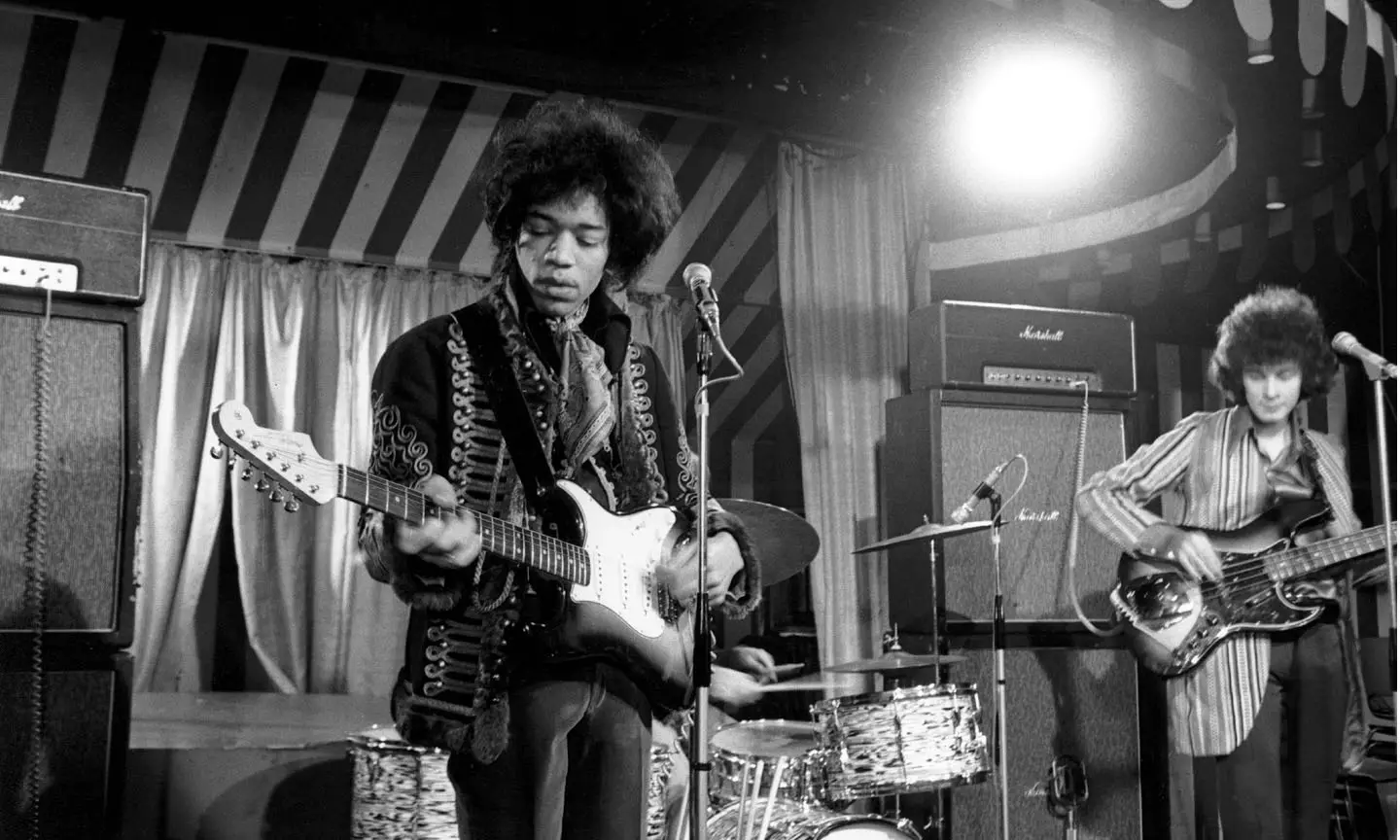 Jimi Hendrix Oo Lagu Maamuusayo Tabeel Cusub Oo Buluuga Ah Oo Ku Sugan London