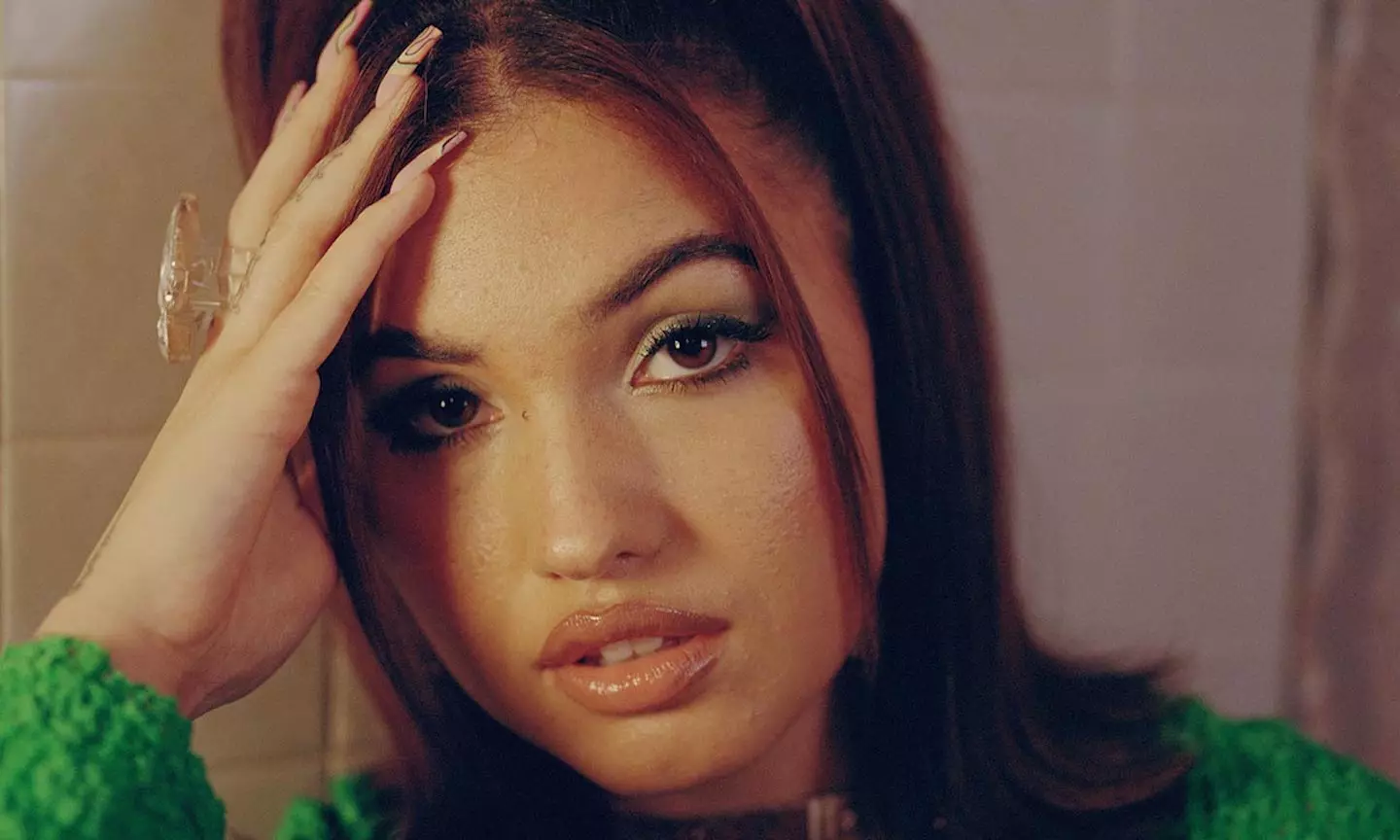 Mabel dia miara-miasa amin'ny 24kGoldn amin'ny 'Overthinking' tokana vaovao | uDiscover