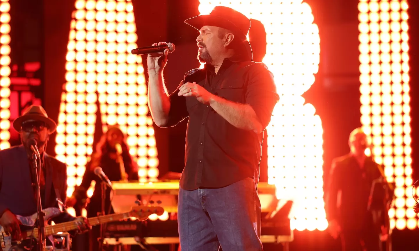 Garth Brooks, Darius Rucker, Daoine Eile Glac páirt sa 5,000ú Seó Grand Ole Opry