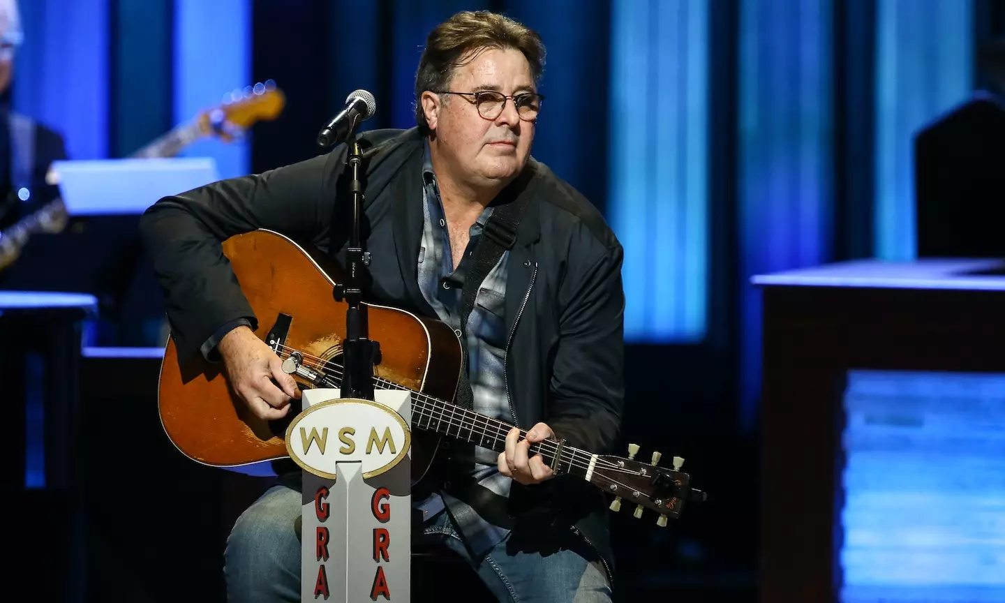 Vince Gill ແລະ Alex Hall ເອົາອຸປະກອນການບໍລິຈາກໃຫ້ Waverly Central